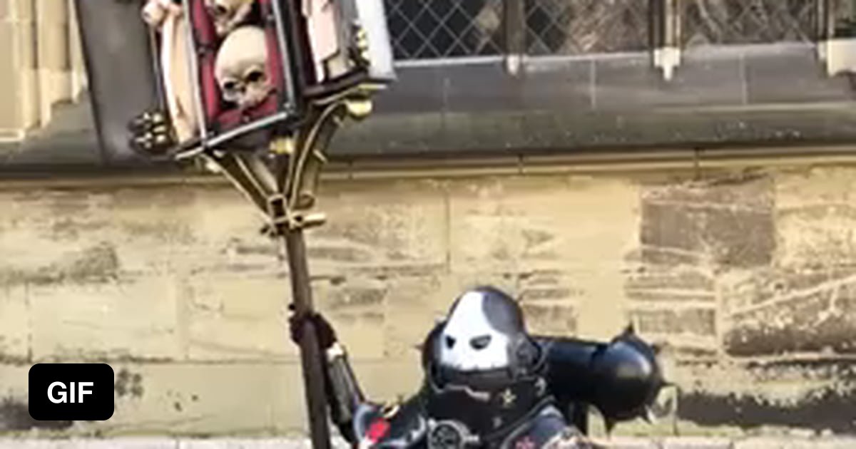 Warhammer 40k Sister of Battle Cosplay with Simulacrum Imperialis. - 9GAG