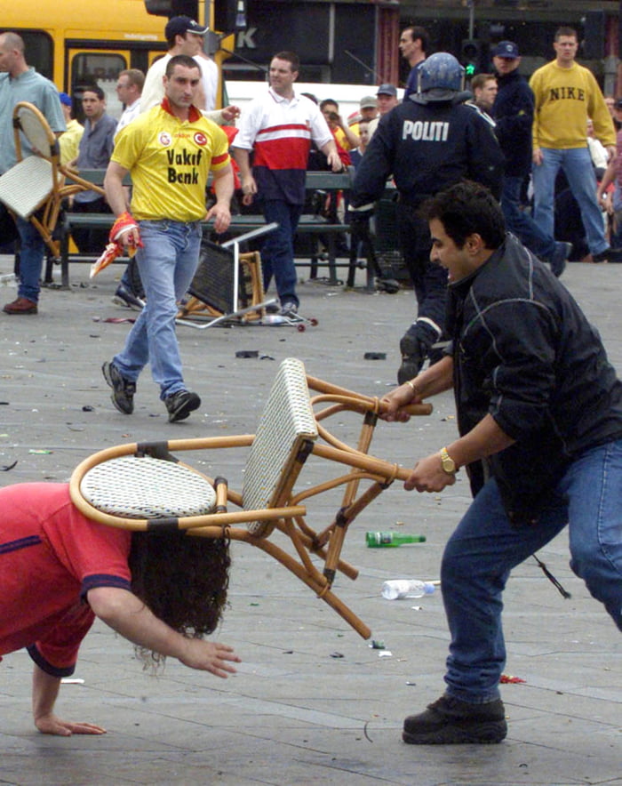 “Take a seat” - Copenhagen, 2000. Galatasaray and Arsenal hooligans ...