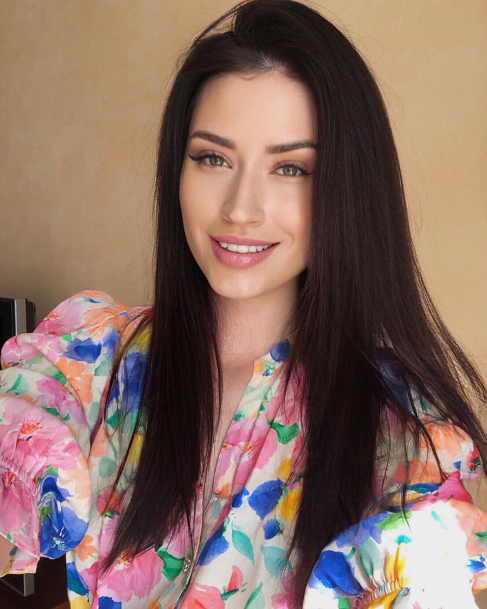 Alexandra Kosheleva - 9GAG