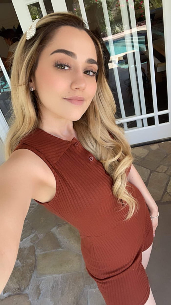 His name is Carolina Ross, a Mexican singer with beautiful eyes - 9GAG