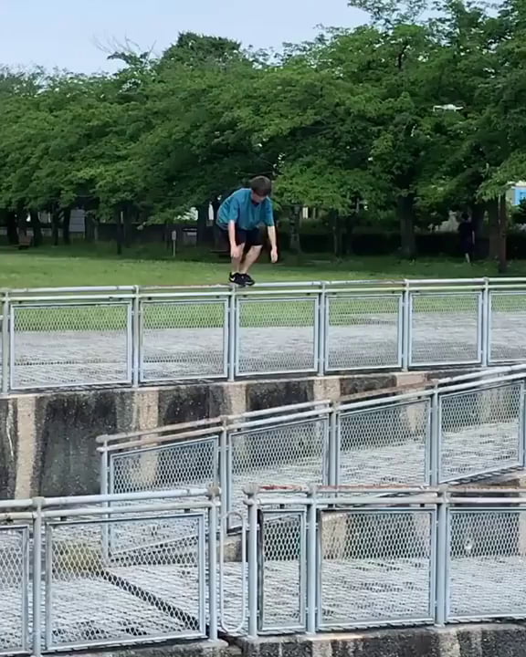 Guy jumping over walls smoothly - 9GAG