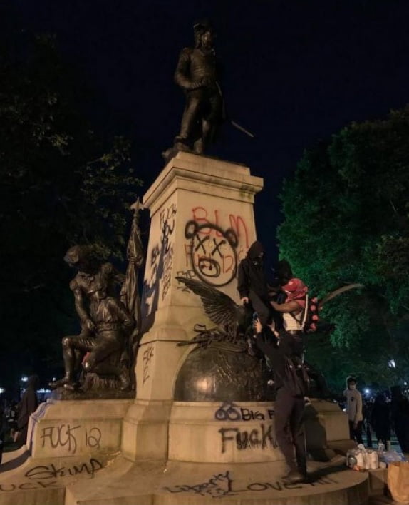 Kościuszko monument. Devastated by BLM. Guy who spend his pay for fight ...