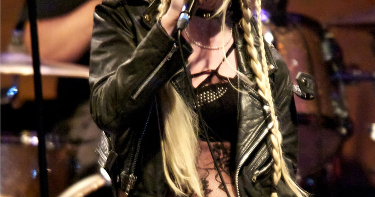 Taylor Momsen (The Pretty Reckless) - 9GAG