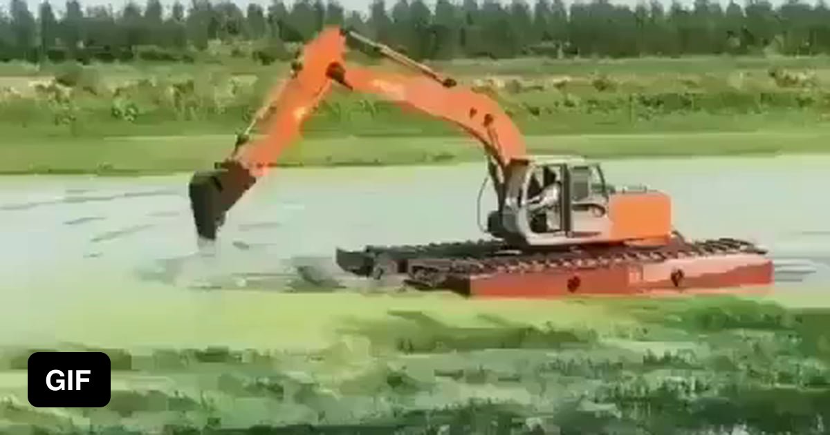 That’s a strange looking boat !! - 9GAG