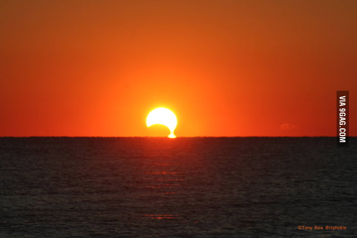 This morning's solar eclipse created a drippy sun at sunrise - 9GAG