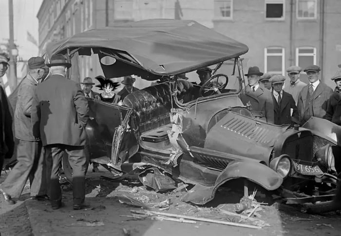 The first photographed car crash. - 9GAG