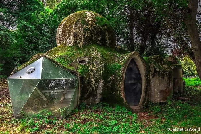 Abandoned Little, Hobbit House. *credit goes to respective owner - 9GAG
