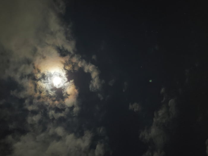 Just snapped this picture of the "beaver moon" and it's vaugly showing the 9gag symbol through ...