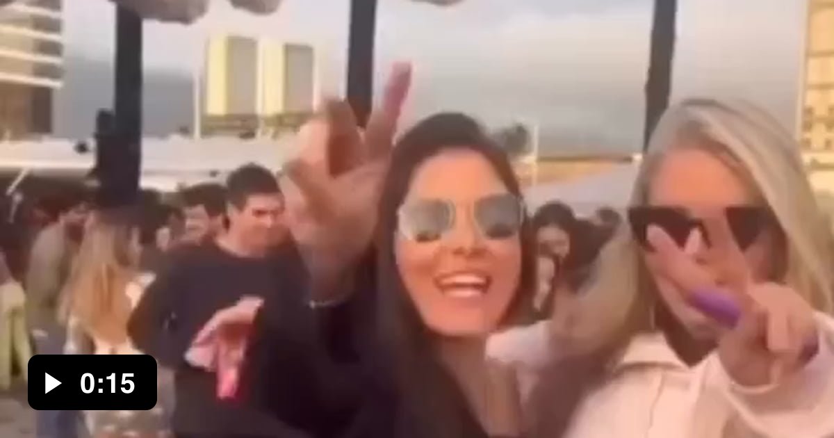 The ony time a 9gagger got 2 girls bouncing on him - 9GAG