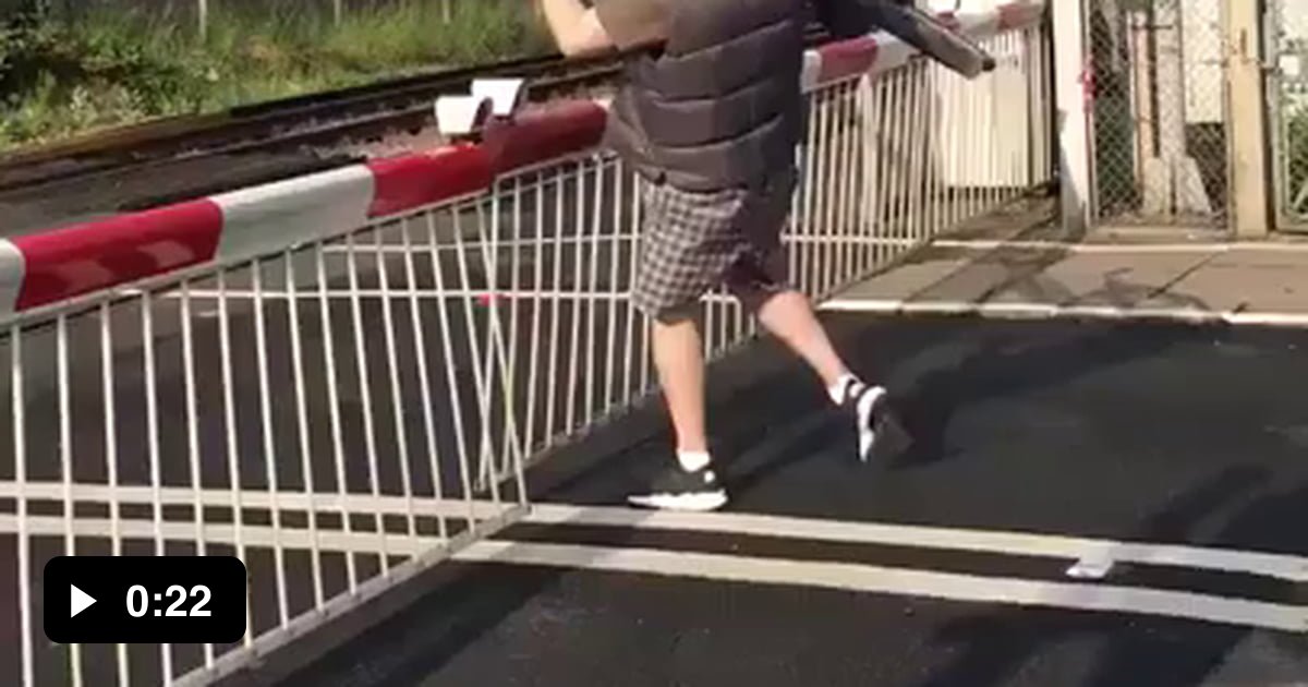 To beat a level crossing - 9GAG