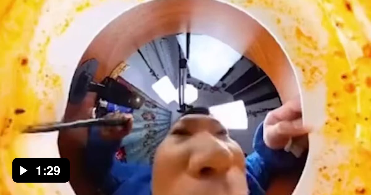 This guy filmed himself with a 360° camera while eating (ASMR) - 9GAG
