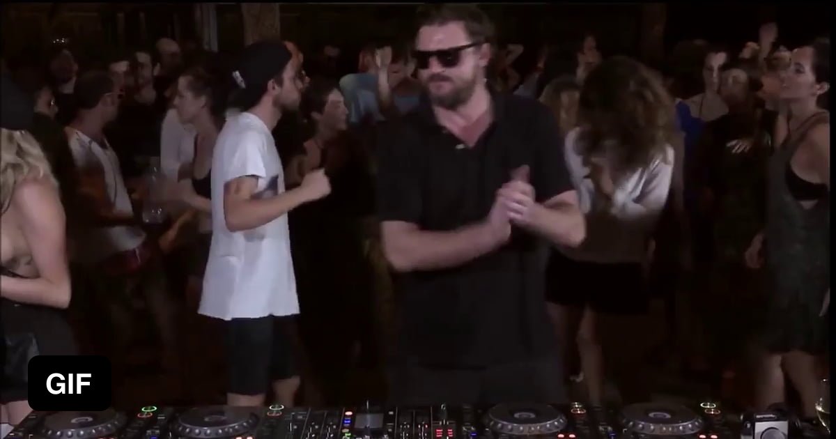 DJ accidentally dances in perfect sync with girl behind him - 9GAG