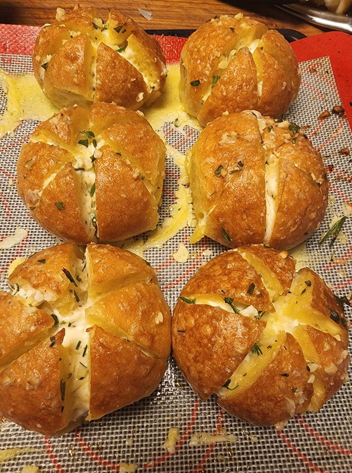 Stuffed garlic bread - 9GAG