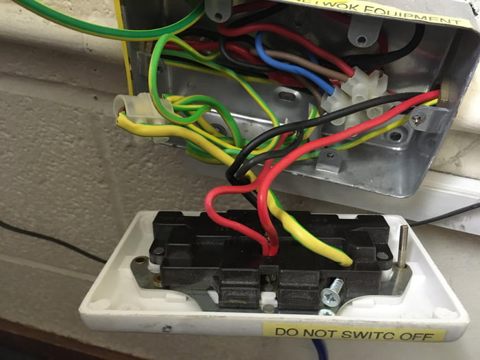 Even the backbox is shocked by the quality of this wiring - 9GAG