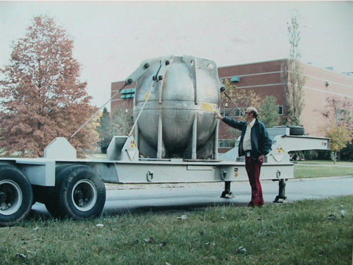 Container for transportation of 0.15g of californium-252 - 9GAG