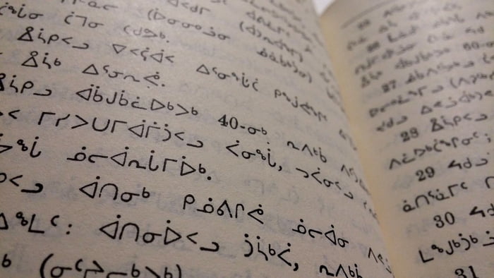 Writing from an Inuktitut (ᖃᓂᐅᔮᖅᐸᐃᑦ) book - 9GAG