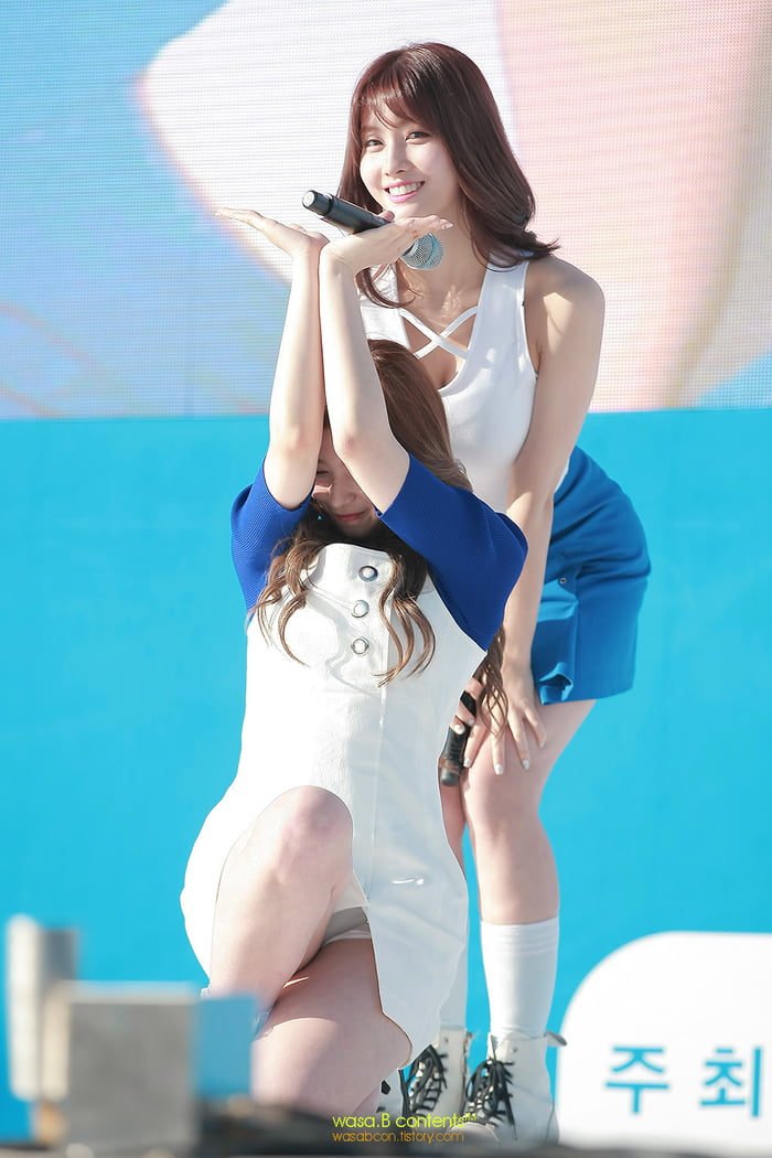 TWICE - Sana & Momo - 9GAG