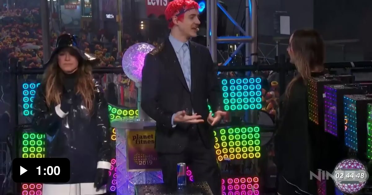 Fortnite streamer Ninja trying to get Times Square to floss - 9GAG