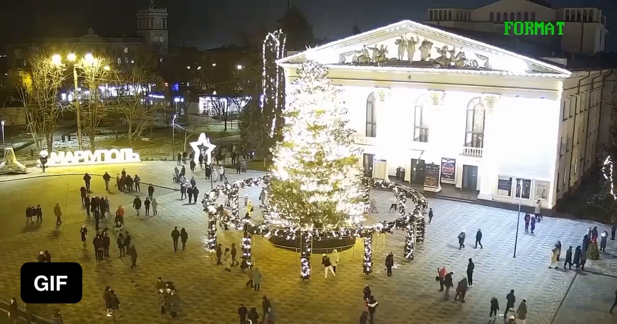 They had a Christmas tree 65 feet tall - 9GAG