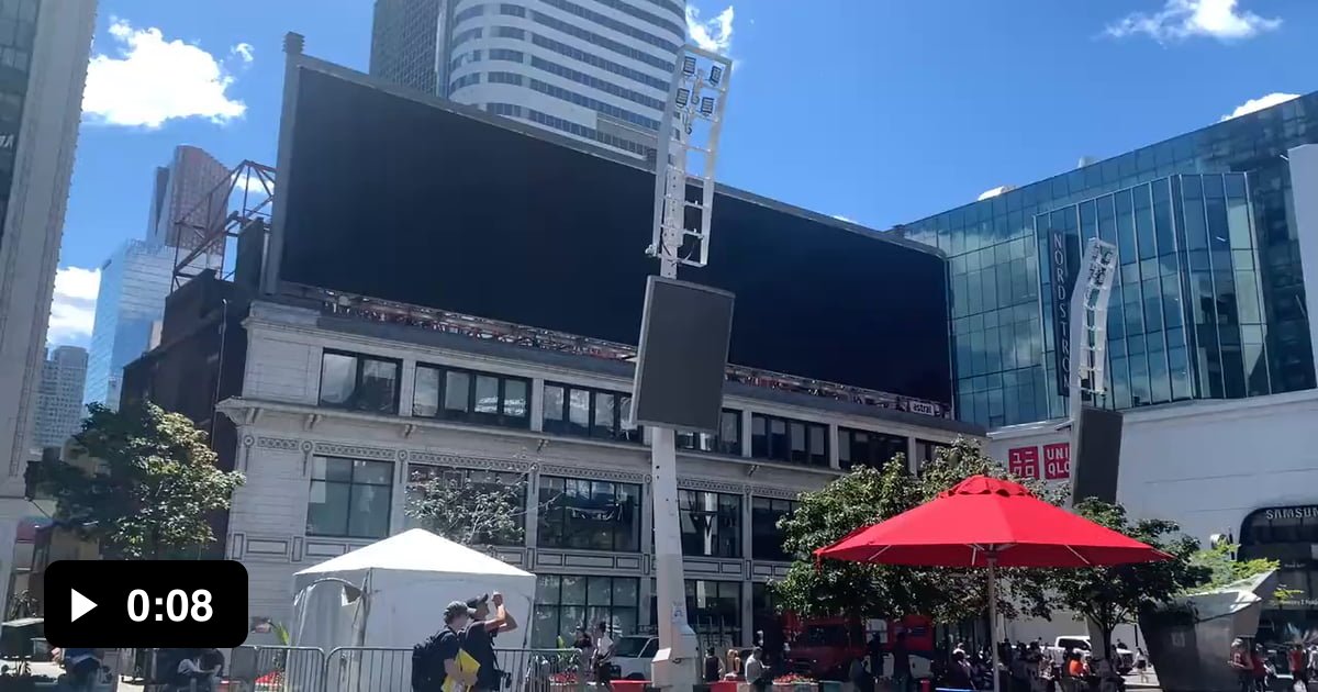 NOW - Major power outage strikes downtown Toronto. - 9GAG