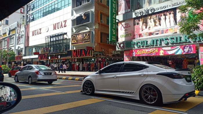 I wonder where is muaz shop - 9GAG