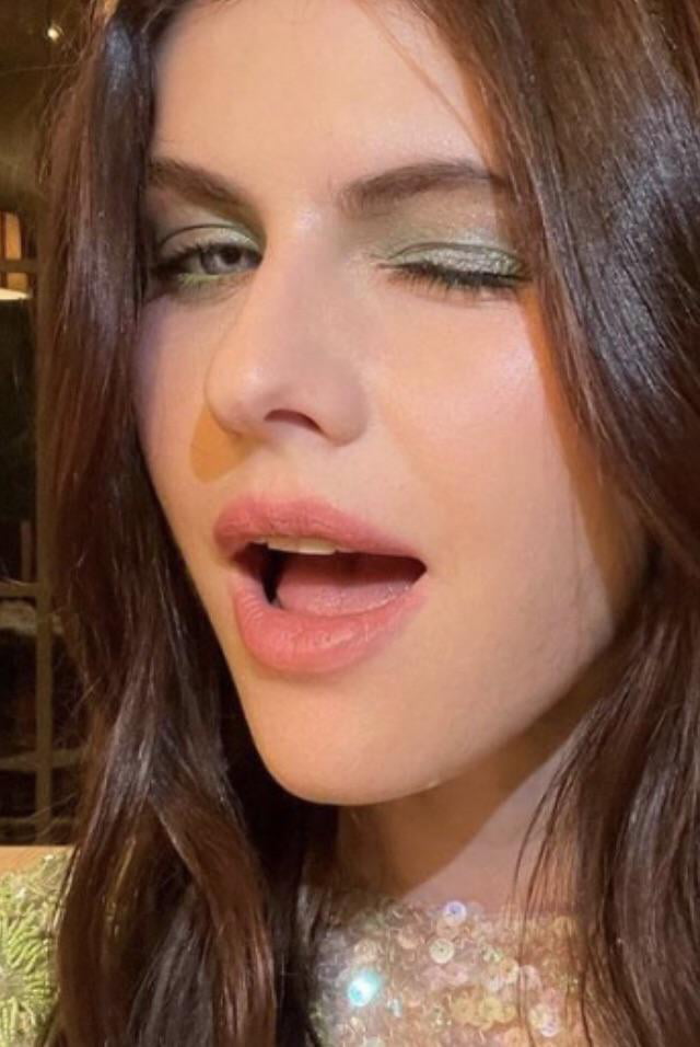 Alexandra Daddario- wink, wink - 9GAG