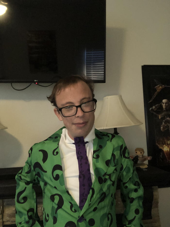 Riddle me this, riddle me that. Who’s afraid of the big black bat? - 9GAG