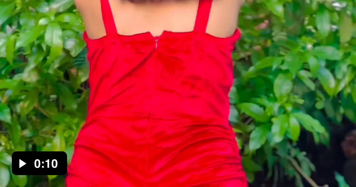 I thought she was dancing turned back and arms wrapped as a joke. - 9GAG