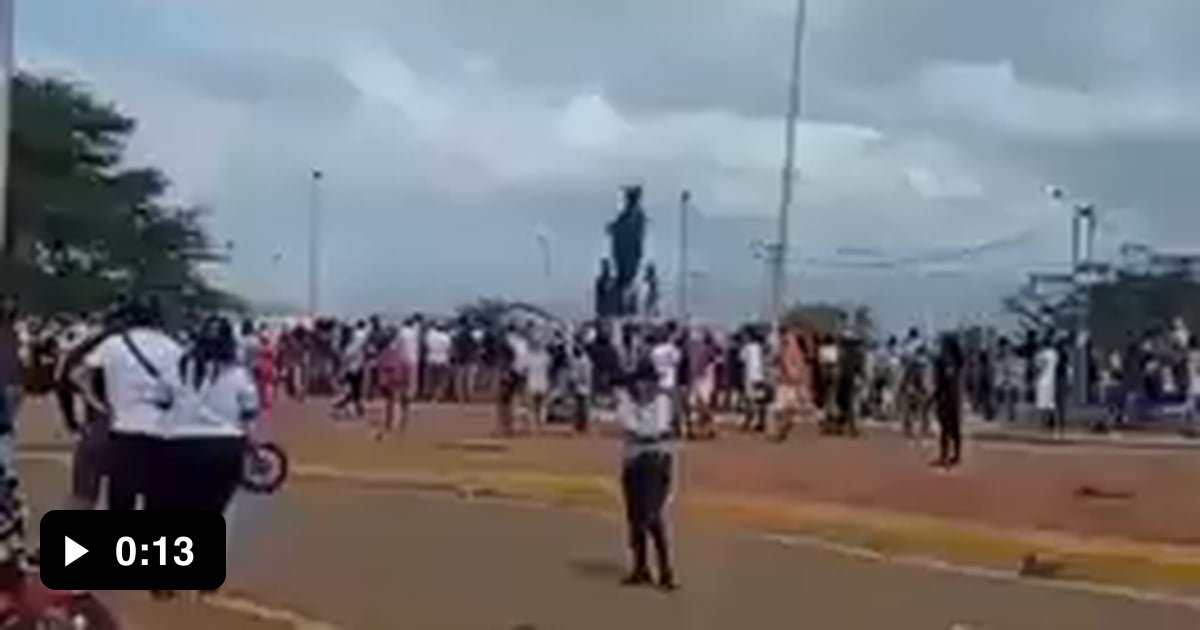 Hugo Chávez's statue was just torn down in Venezuela. - 9GAG