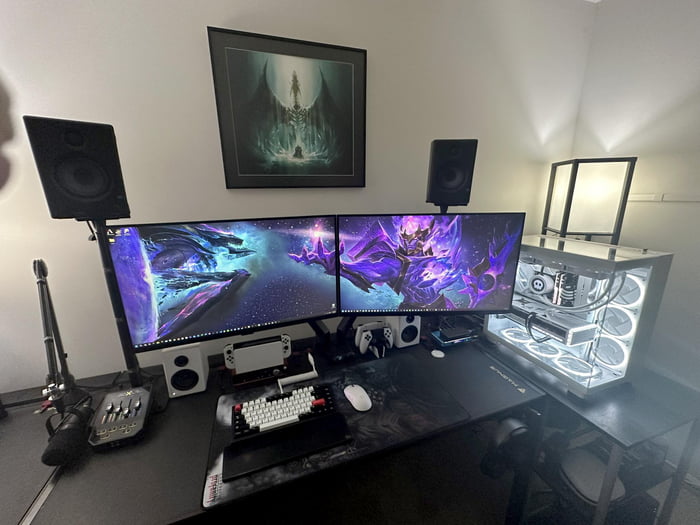 Refresh v2025: 2x 32" displays + dual arm mount - 9GAG