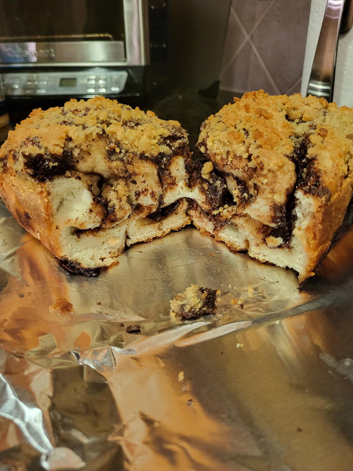 Chocoate Babka with struesel topping. She pretty. 😍 - 9GAG