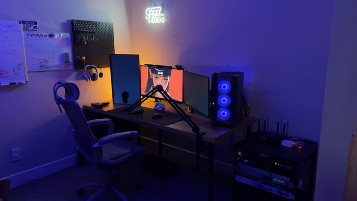 New Setup Featuring Homelab - 9GAG
