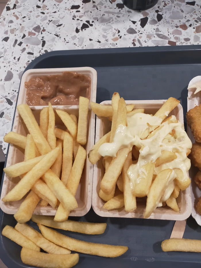 At this snackbar the difference between small and normal fries are the ...