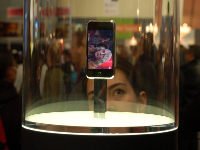 People seeing the iPhone for the first time - June 29, 2007 - 9GAG