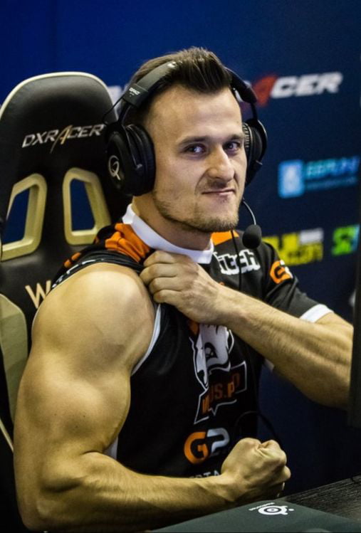 When you're a gamer but still got time to build muscles - 9GAG