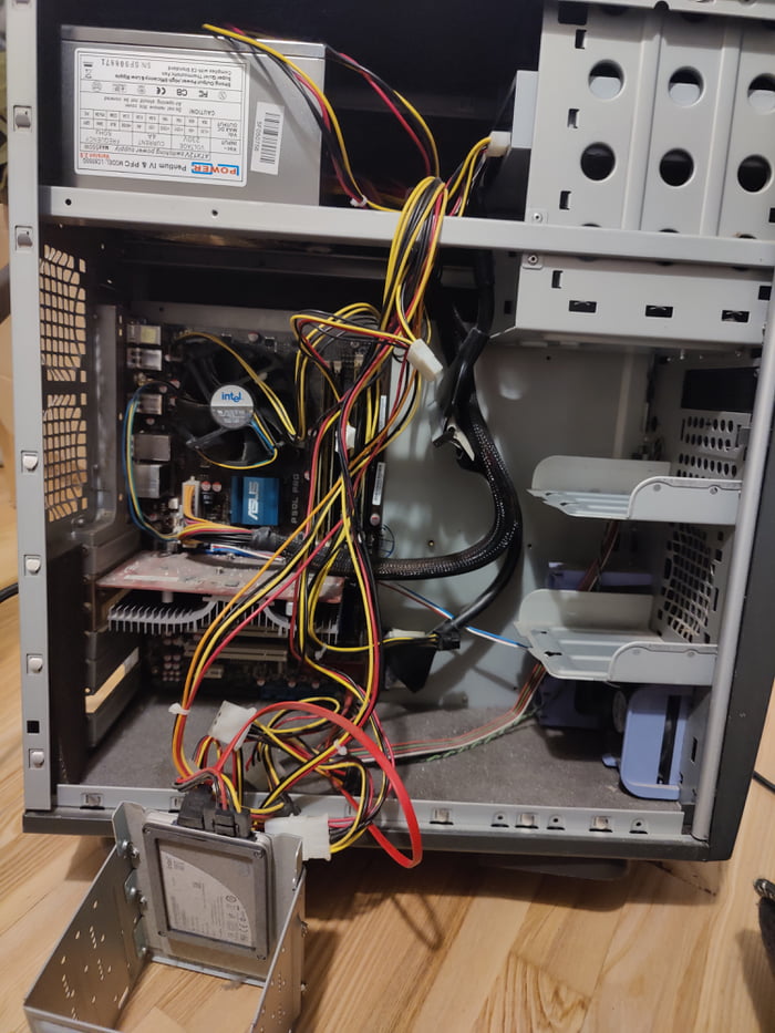 Seemingly ancient piece of hardware wont turn on. Can anyone tell me ...