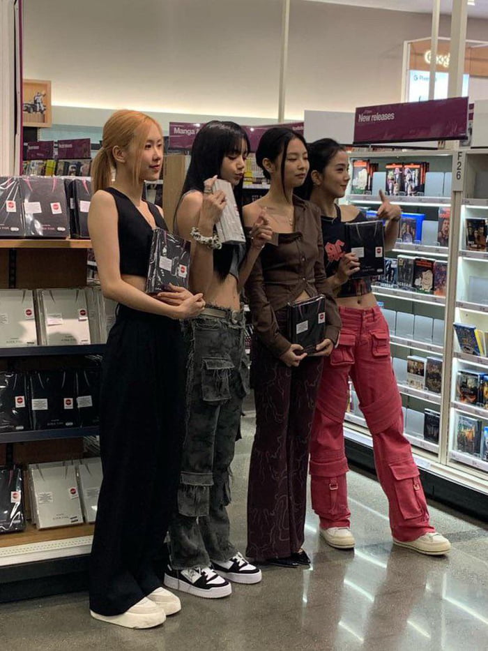 BLACKPINK spotted at Target checking out their new album - 9GAG