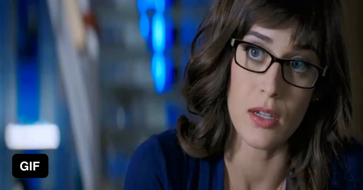 Lizzy Caplan’s cleavage - 9GAG