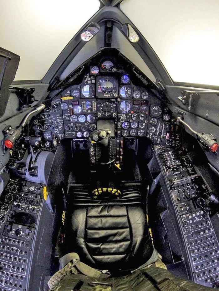 Cockpit of SR-71 Blackbird - 9GAG