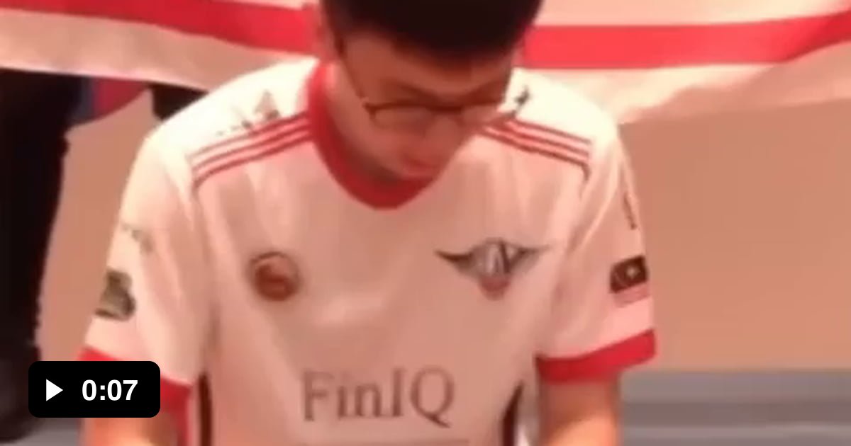 This man stacking cups - 9GAG