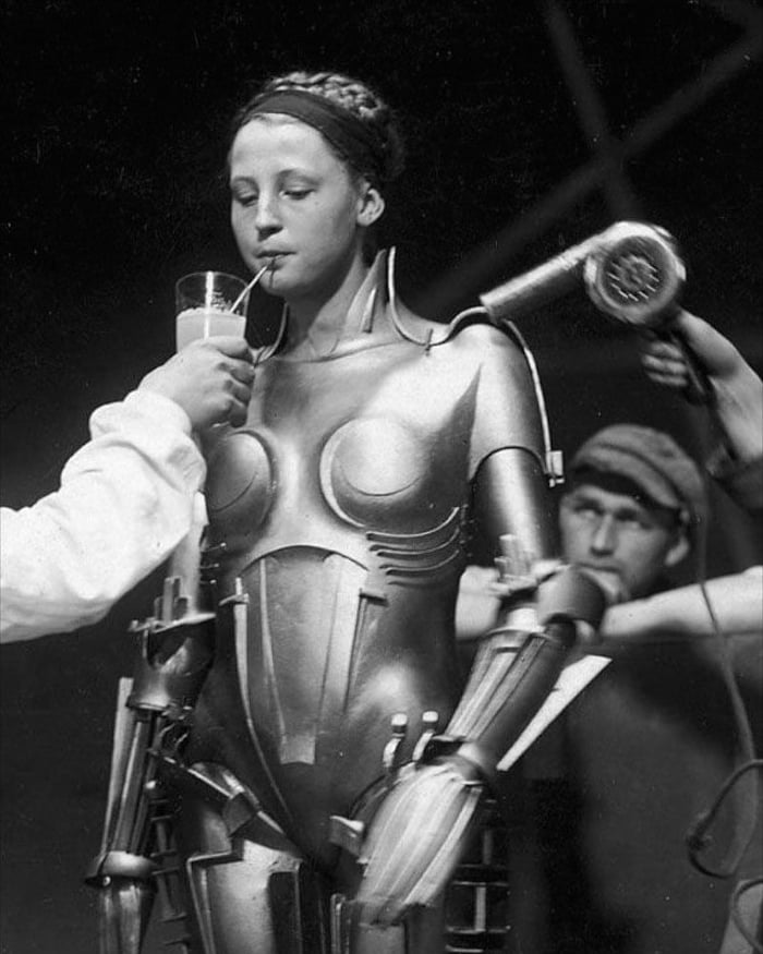 Brigitte Helm cooling off on the set of Fritz Lang's ''Metropolis'' 1927. - 9GAG