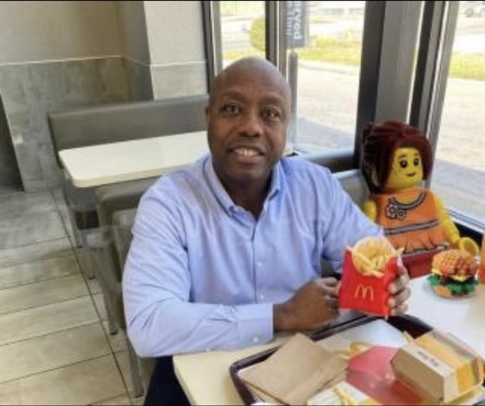 Tim Scott enjoys romantic meal with girlfriend. - 9GAG