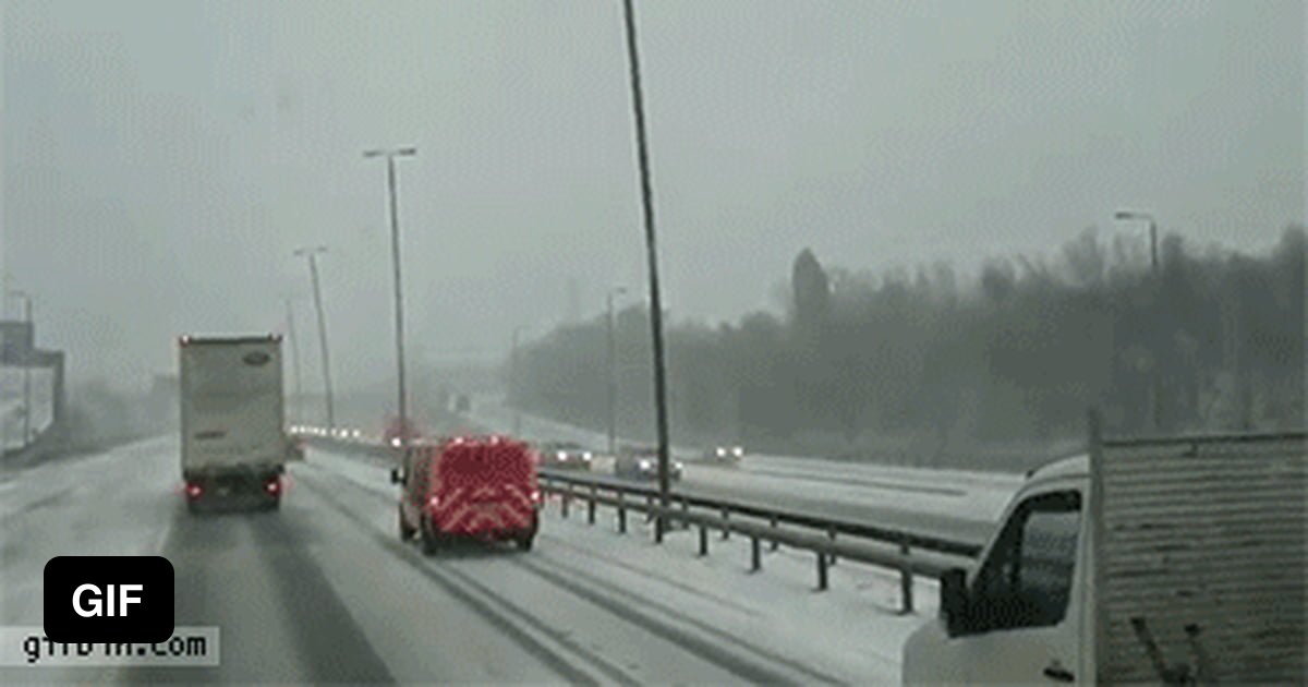 Strong wind moves lamp posts - 9GAG