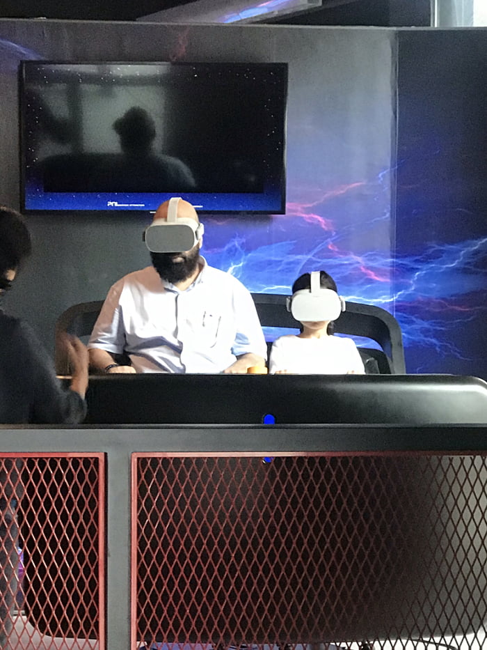 KRATOS N ATREUS PLAYING VR - 9GAG