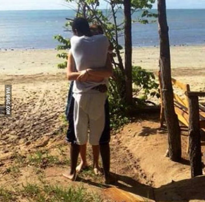 Just 2 Ppl Hugging Eh Wut The 9gag