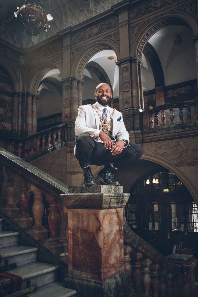 The official portrait of the new Lord Mayor of Sheffield - 9GAG
