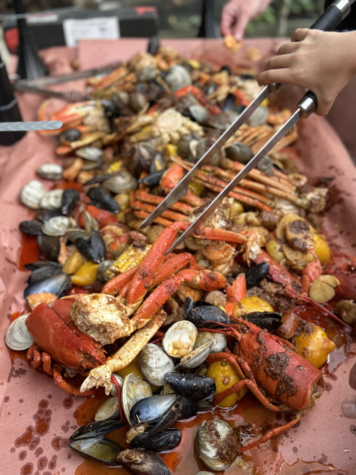 🔥🦞Seafood boil to cap off the summer 🦞🔥 - 9GAG