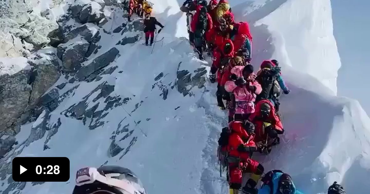 The queue at the summit of Mount Everest.🗻 - 9GAG