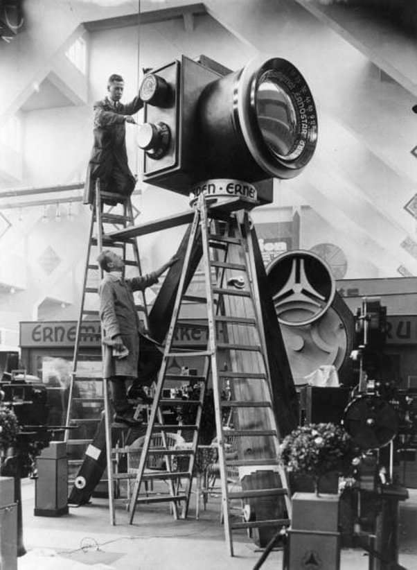 A giant camera shown at a German trade exhibition, 1931. Worth checking ...