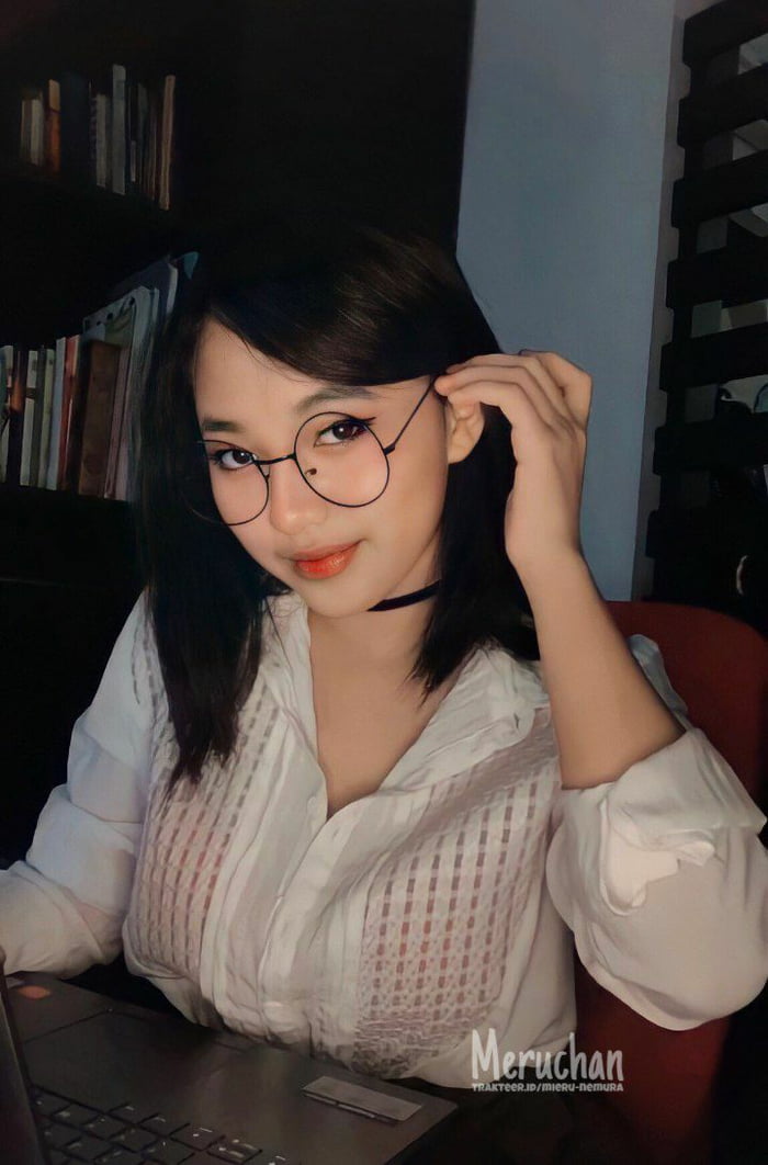 Liat bagian atasnya aja - 9GAG